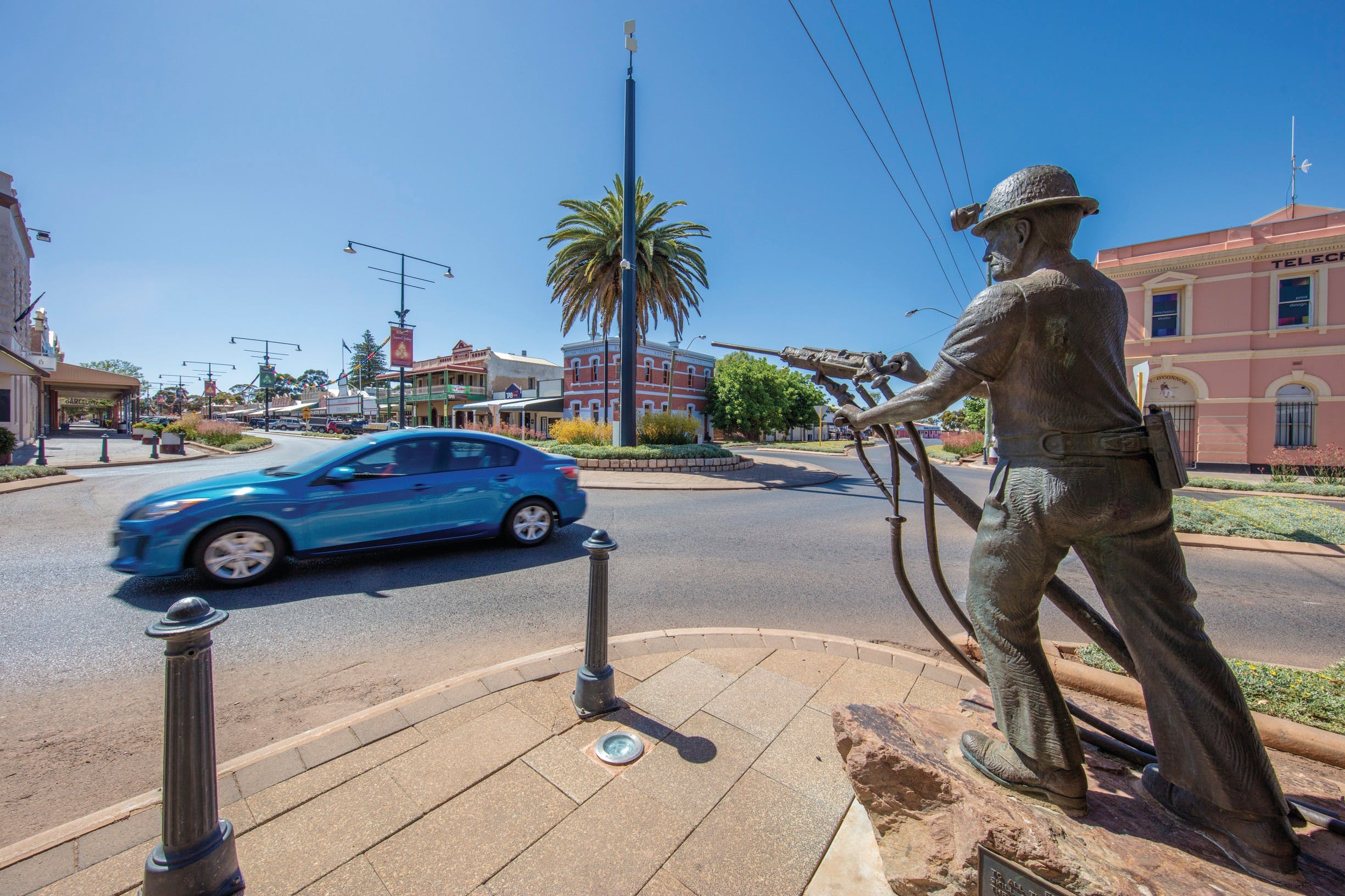 Miners Monument Boulder | Australia's Golden Outback